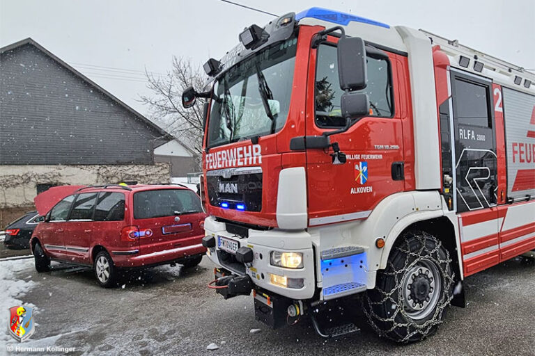 25.11.2025: Alarm zu Autobrand beim Spar-Parkplatz in Straßham ...